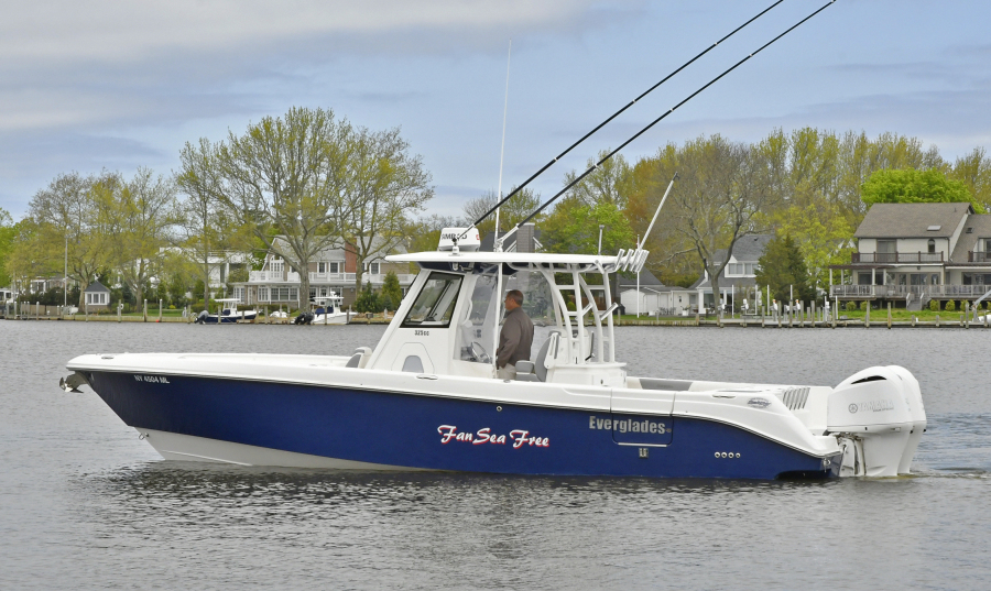 2016 Everglades 32 Center Console Yacht For Sale | Fan Sea Free | SI Yachts