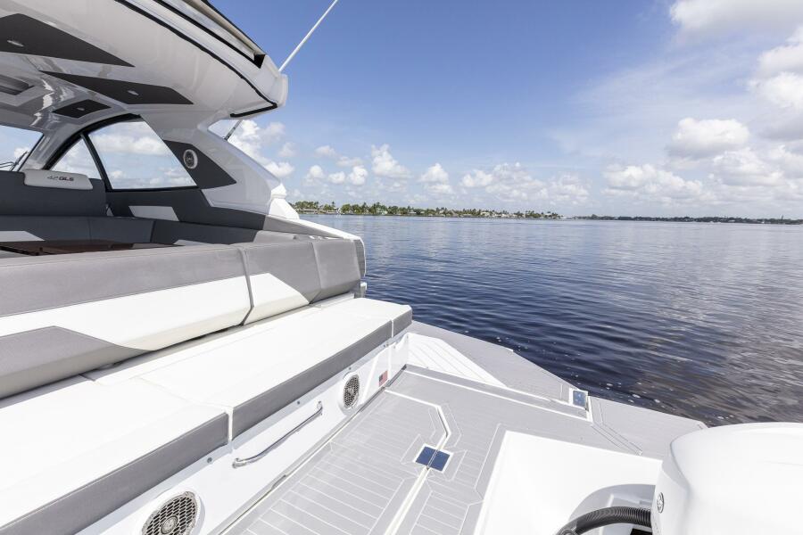 42ft 2021 Cruisers Yacht For Sale Southpaw Yacht Sales