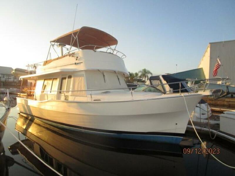 40 ft Mainship 2008 Expedition - Sunshine Daydream | Yachtr