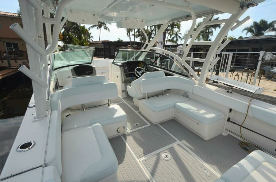 31 ft Robalo 2018 R317 Dual Console - Family Frenzy | Yachtr