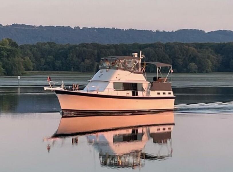 40 ft Mainship 1988 40DC - The Dawg House | Yachtr