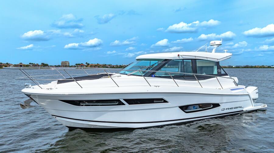 38 ft Regal 2023 38 XO Seakeeper - | Yachtr