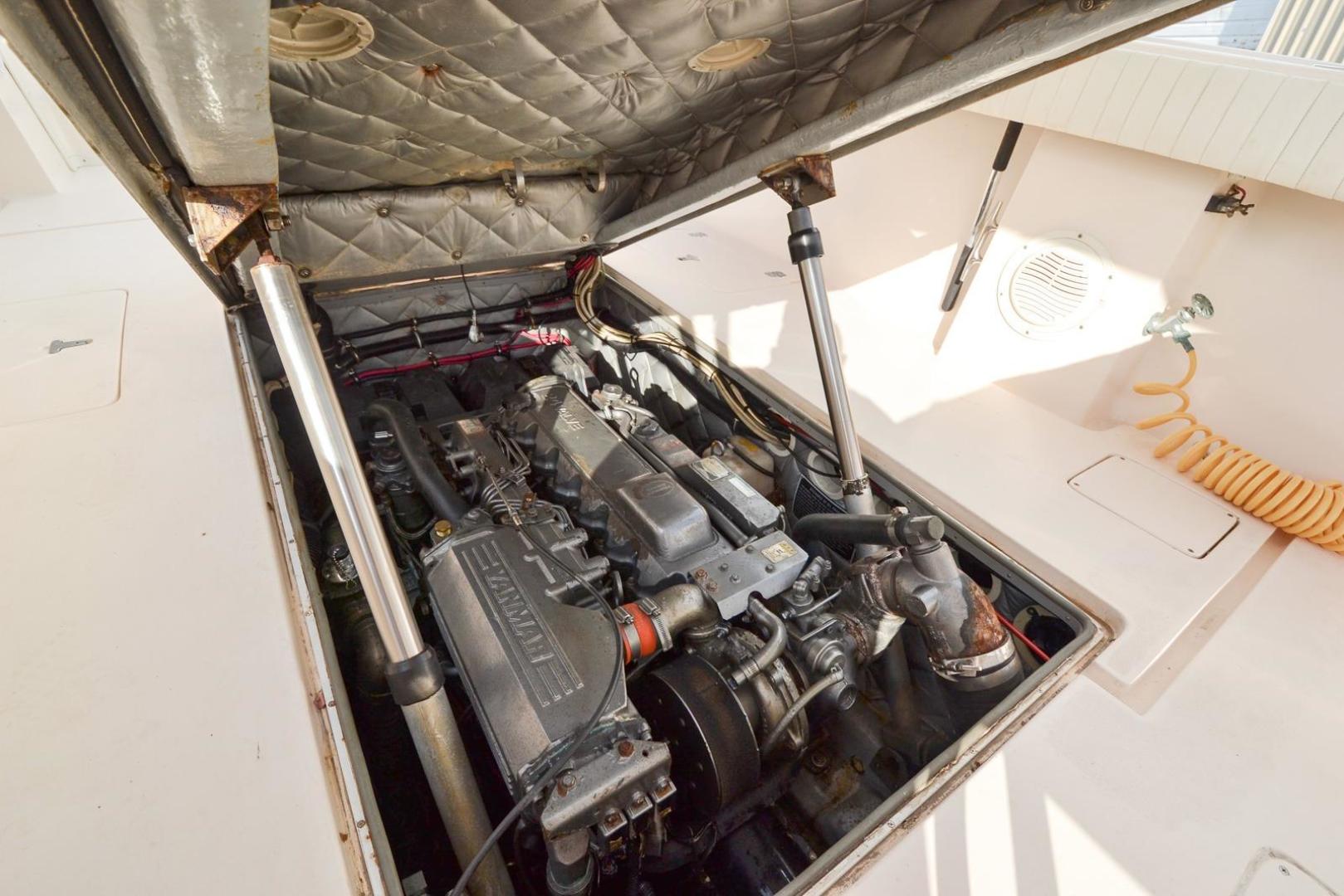 32' 2000 Intrepid 322 Cuddy | Tampa Yacht Sales