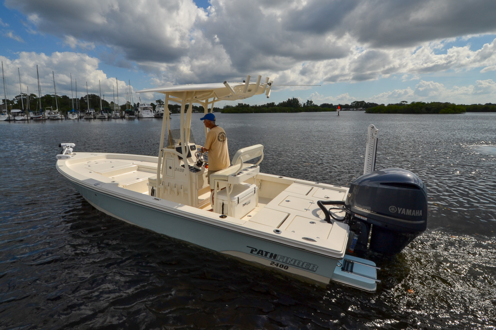 23' 2017 Pathfinder 2400 TRS | Tampa Yacht Sales
