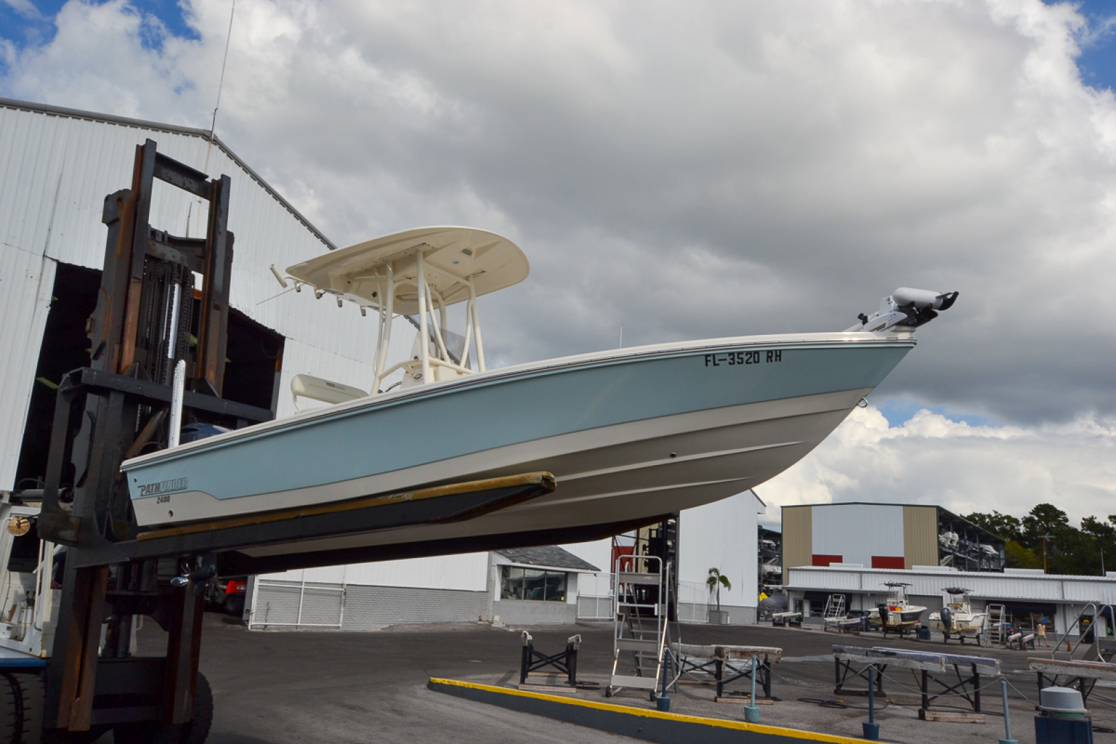 23' 2017 Pathfinder 2400 TRS | Tampa Yacht Sales