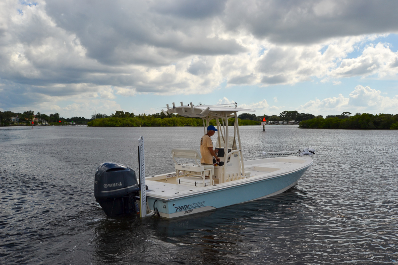 23' 2017 Pathfinder 2400 TRS | Tampa Yacht Sales