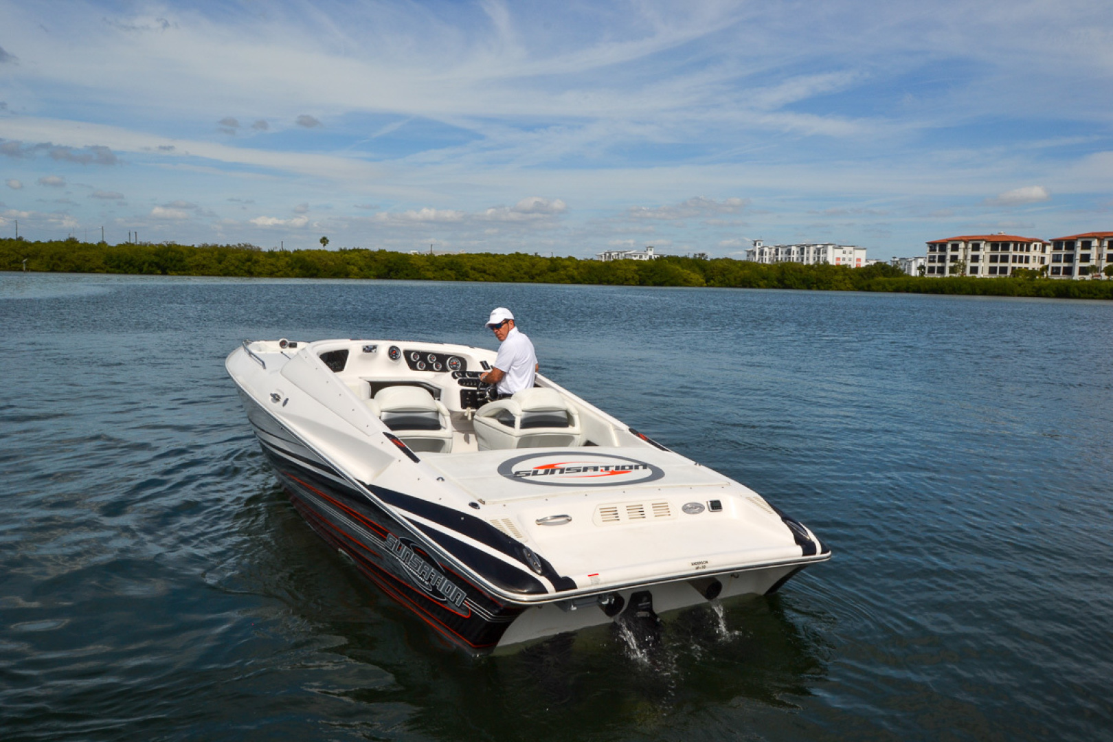 28' 2015 Sunsation 288 MCOB | Tampa Yacht Sales