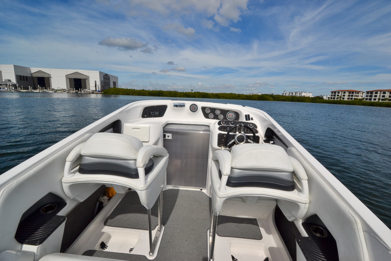 28' 2015 Sunsation 288 MCOB | Tampa Yacht Sales