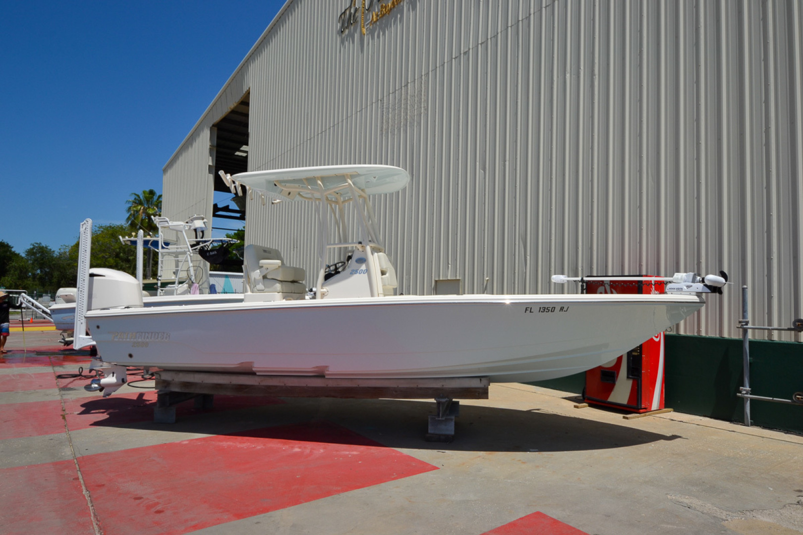 25' 2017 Pathfinder 2500 Hybrid | Tampa Yacht Sales