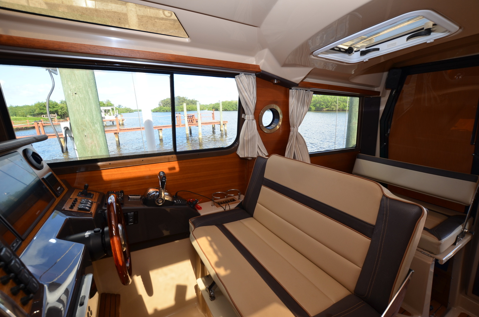 29' 2018 Ranger Tugs R27 | Tampa Yacht Sales