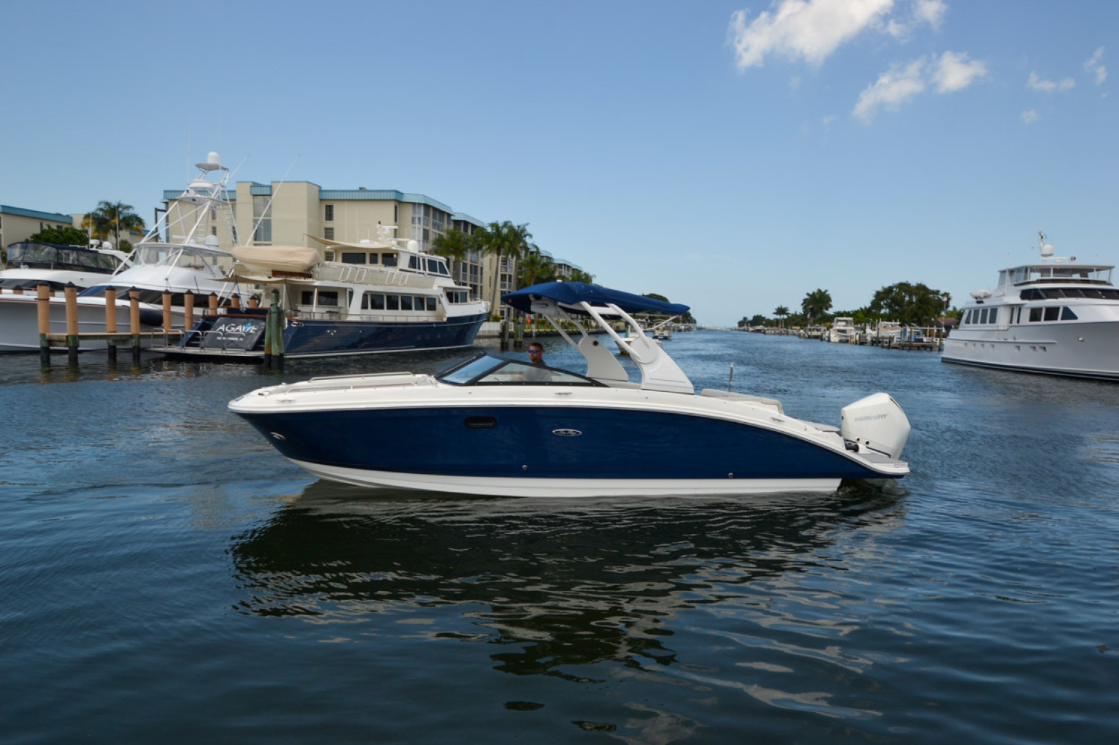 27' 2020 Sea Ray 270 SDX-OB | Tampa Yacht Sales
