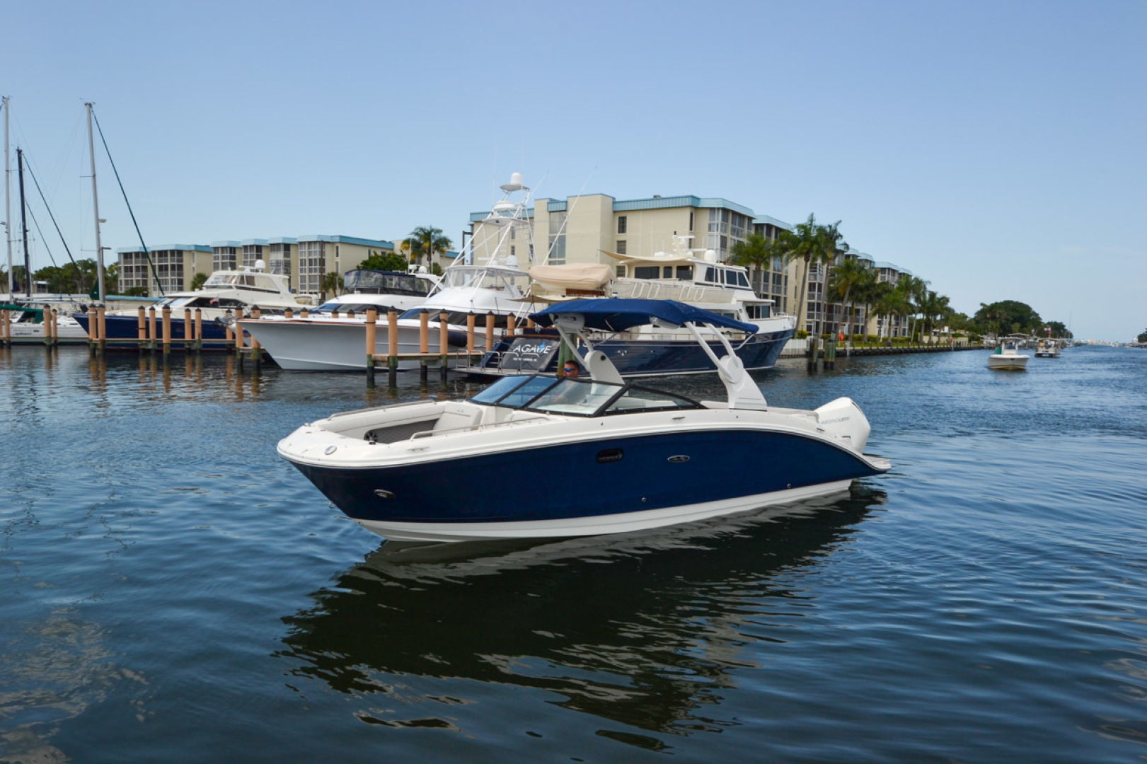 27' 2020 Sea Ray 270 SDX-OB | Tampa Yacht Sales