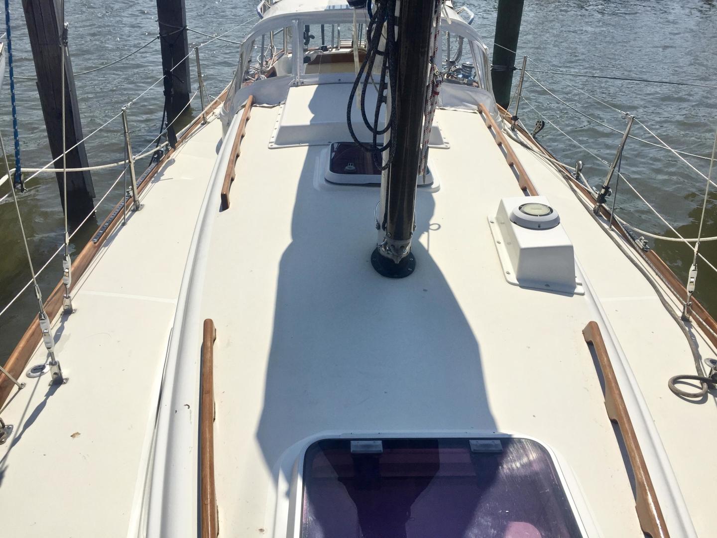 35' Pearson 35 for Sale | Cutter | SERENADE | Curtis Stokes Yacht Brokerage