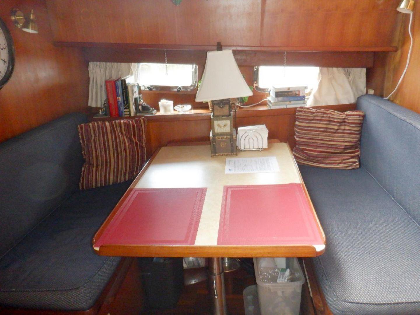 1985 Present Yachts 42 Sundeck