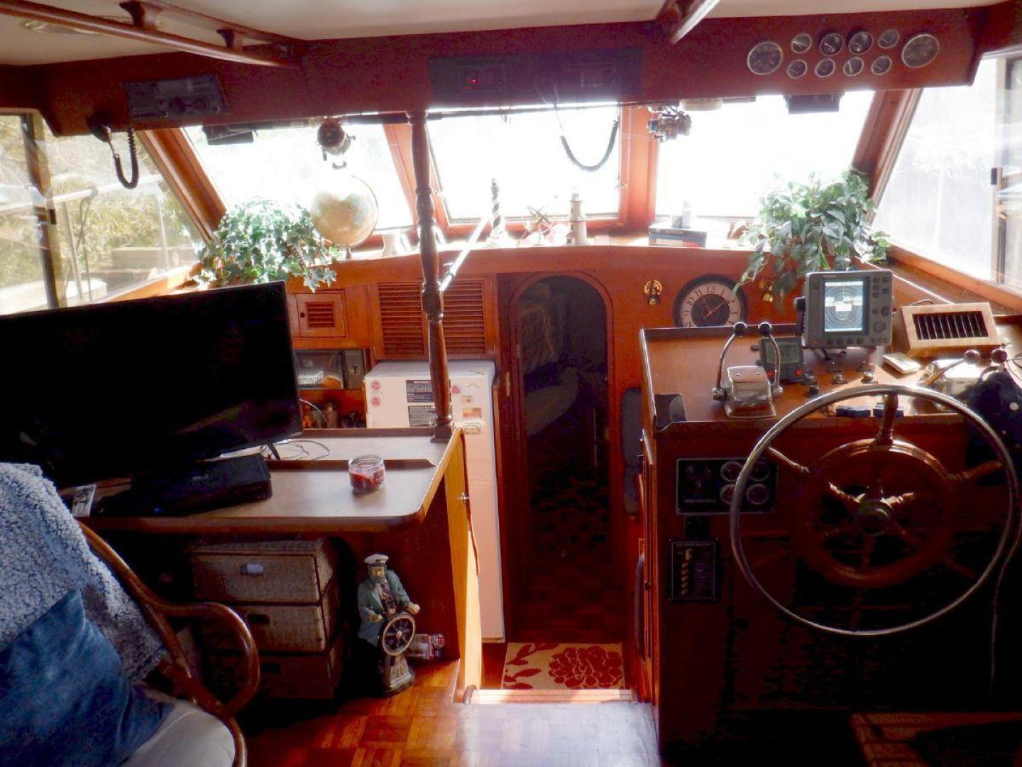 1985 Present Yachts 42 Sundeck