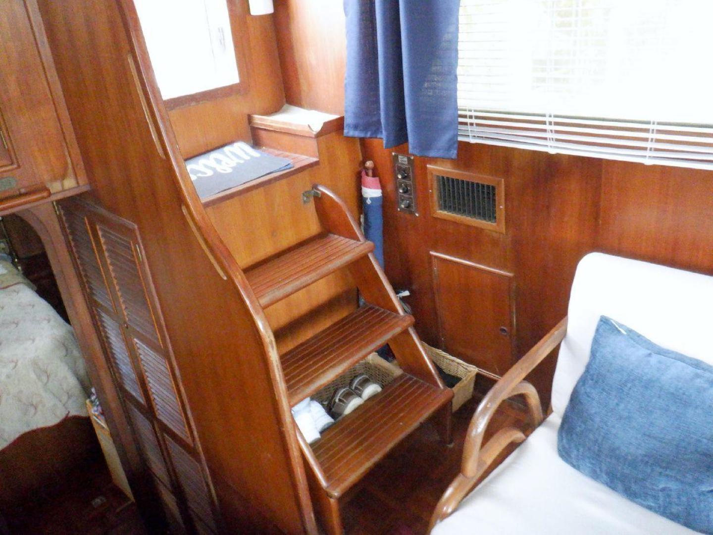 1985 Present Yachts 42 Sundeck