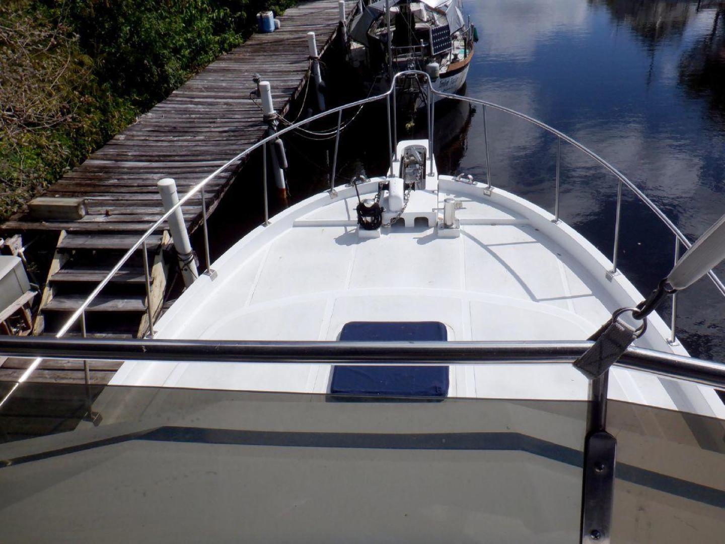 1985 Present Yachts 42 Sundeck