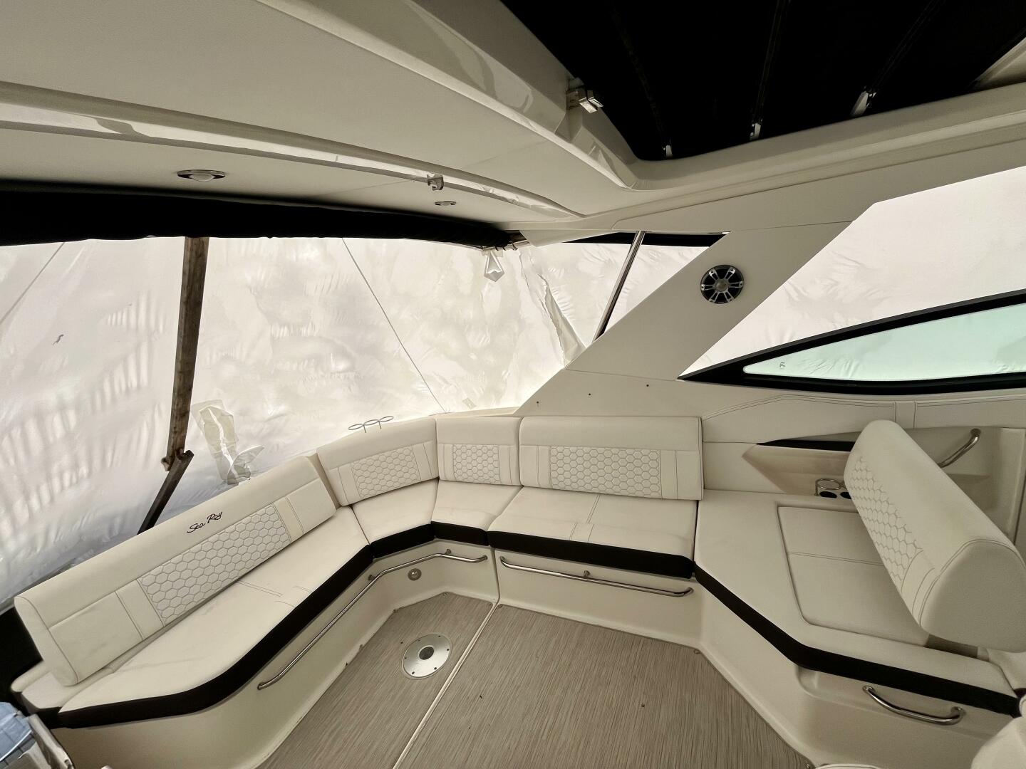 32 ft Sea Ray 2020 320 Sundancer - - yachtr.com