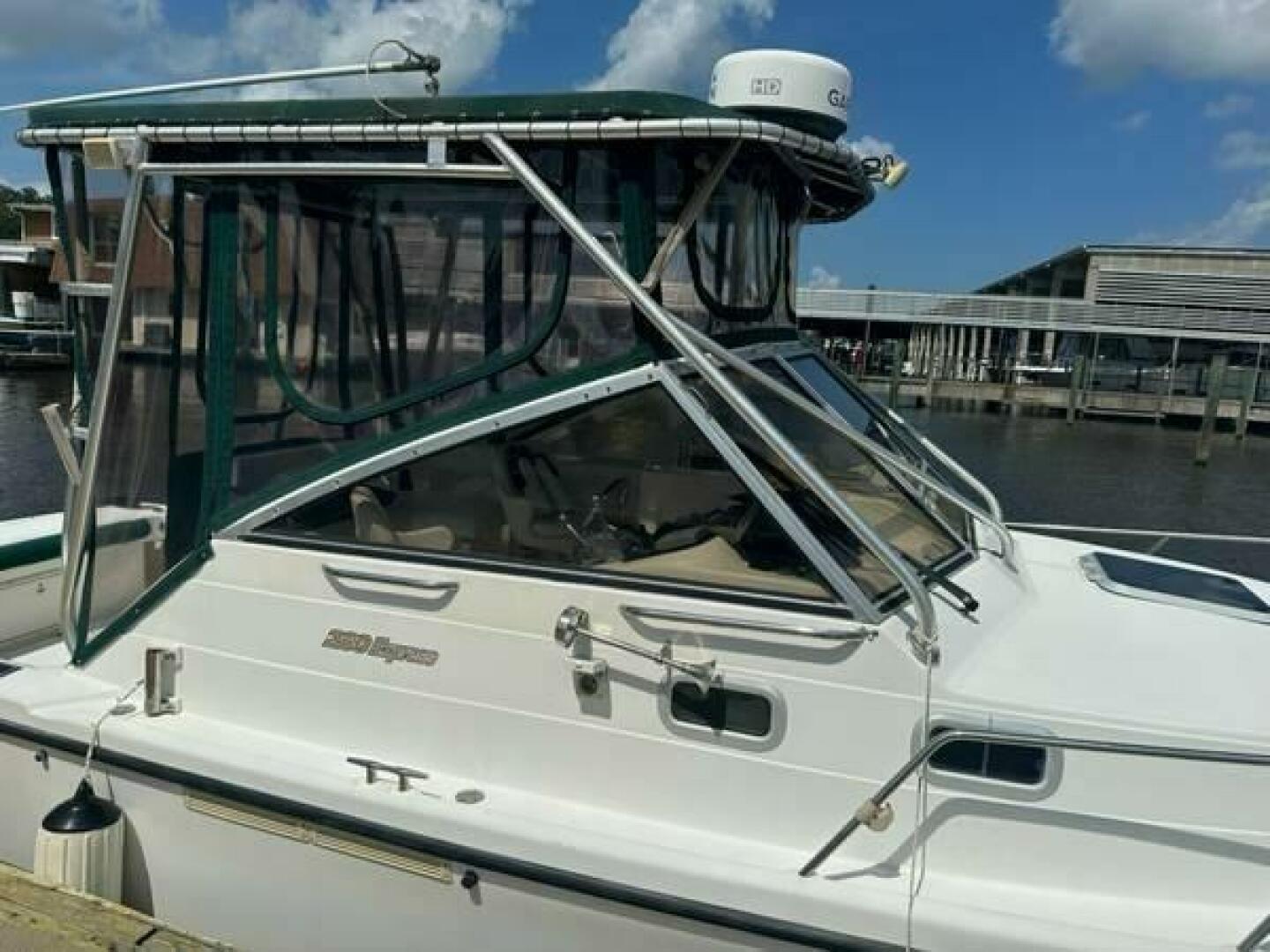 2000 Shamrock 260 Express Blue Wing