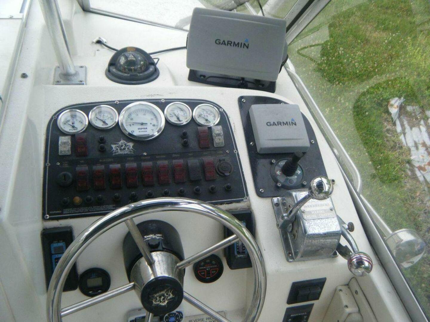 2000 Shamrock 260 Express Blue Wing