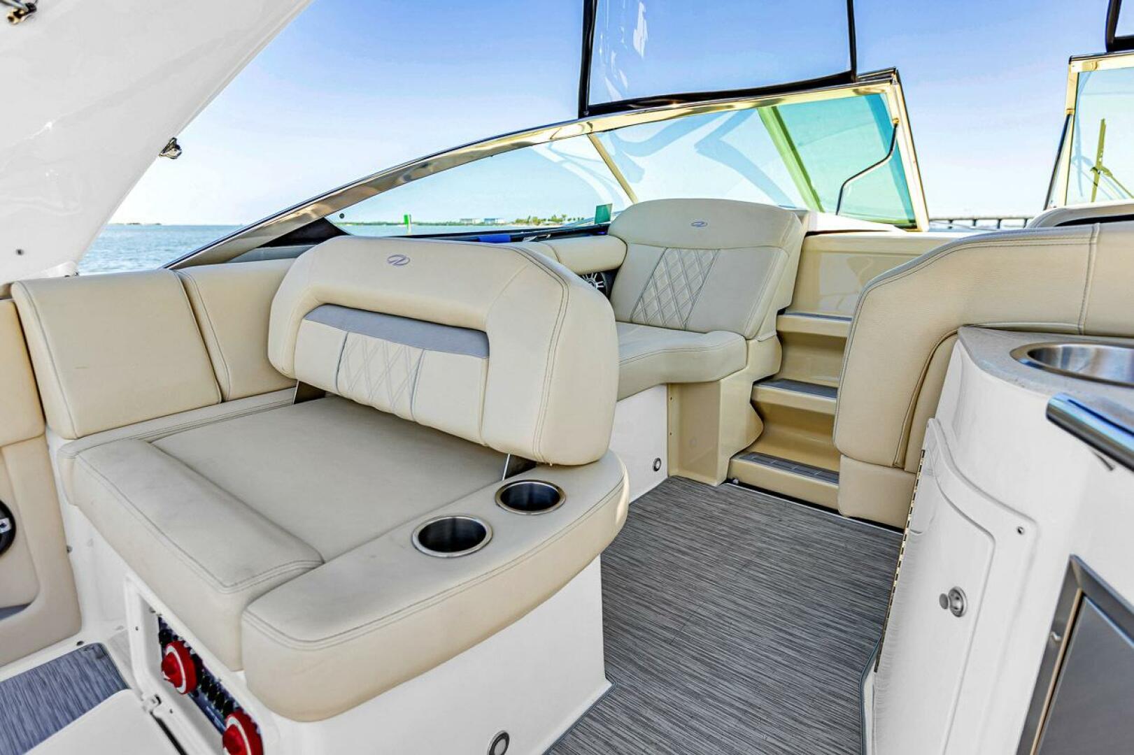 34' 2019 Regal 33 XO | Tampa Yacht Sales